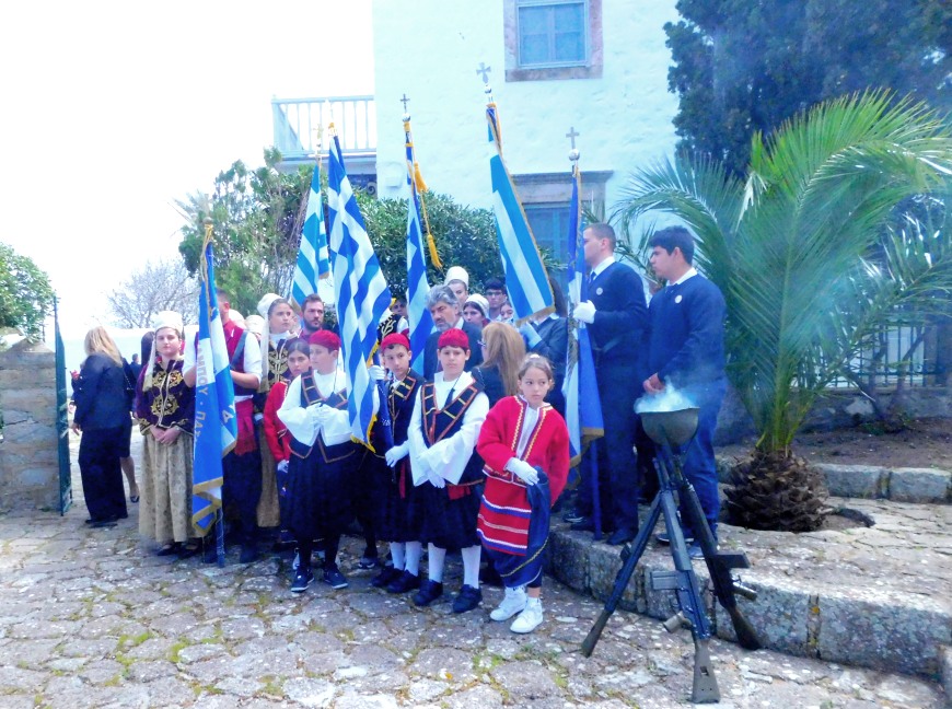 25η Μαρτίου 1821. Ενθουσιασμός στη μεγάλη γιορτή του Έθνους. Χόρεψε και ...