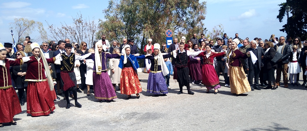 25η Μαρτίου 1821. Ενθουσιασμός στη μεγάλη γιορτή του Έθνους. Χόρεψε και ...